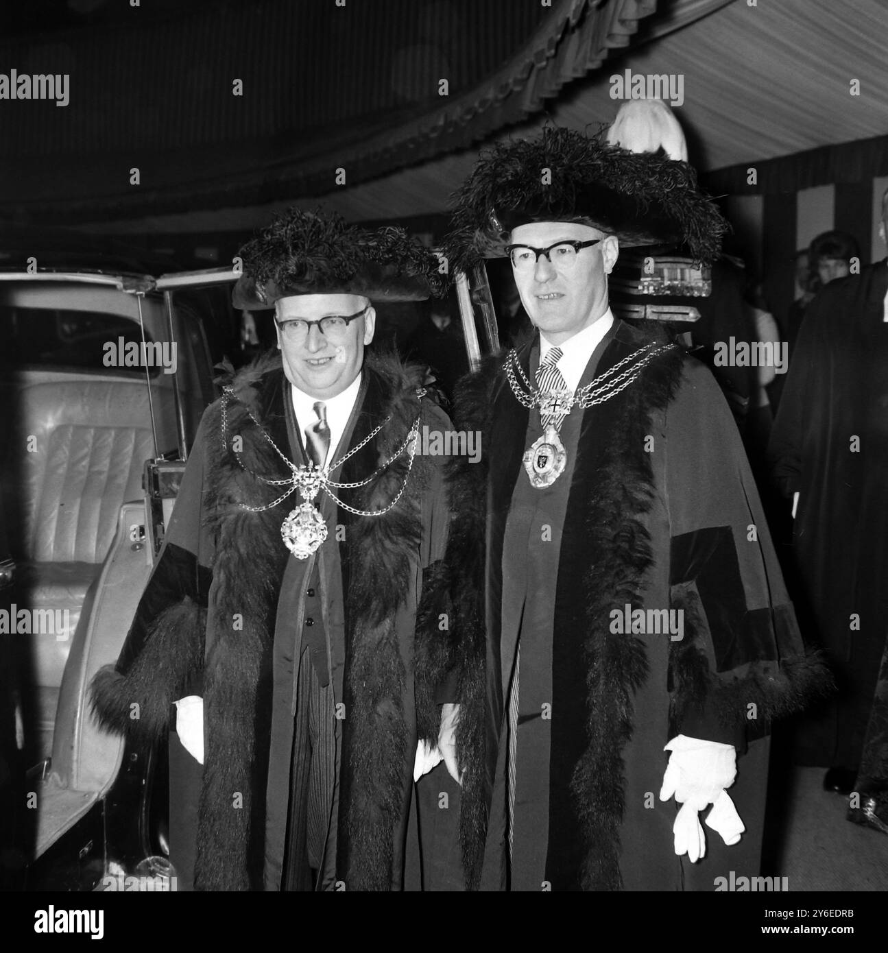 9 NOVEMBER 1962 EX-LORD MAYOR OF LONDON, SIR FREDERICK HOARE (R), WITH ...