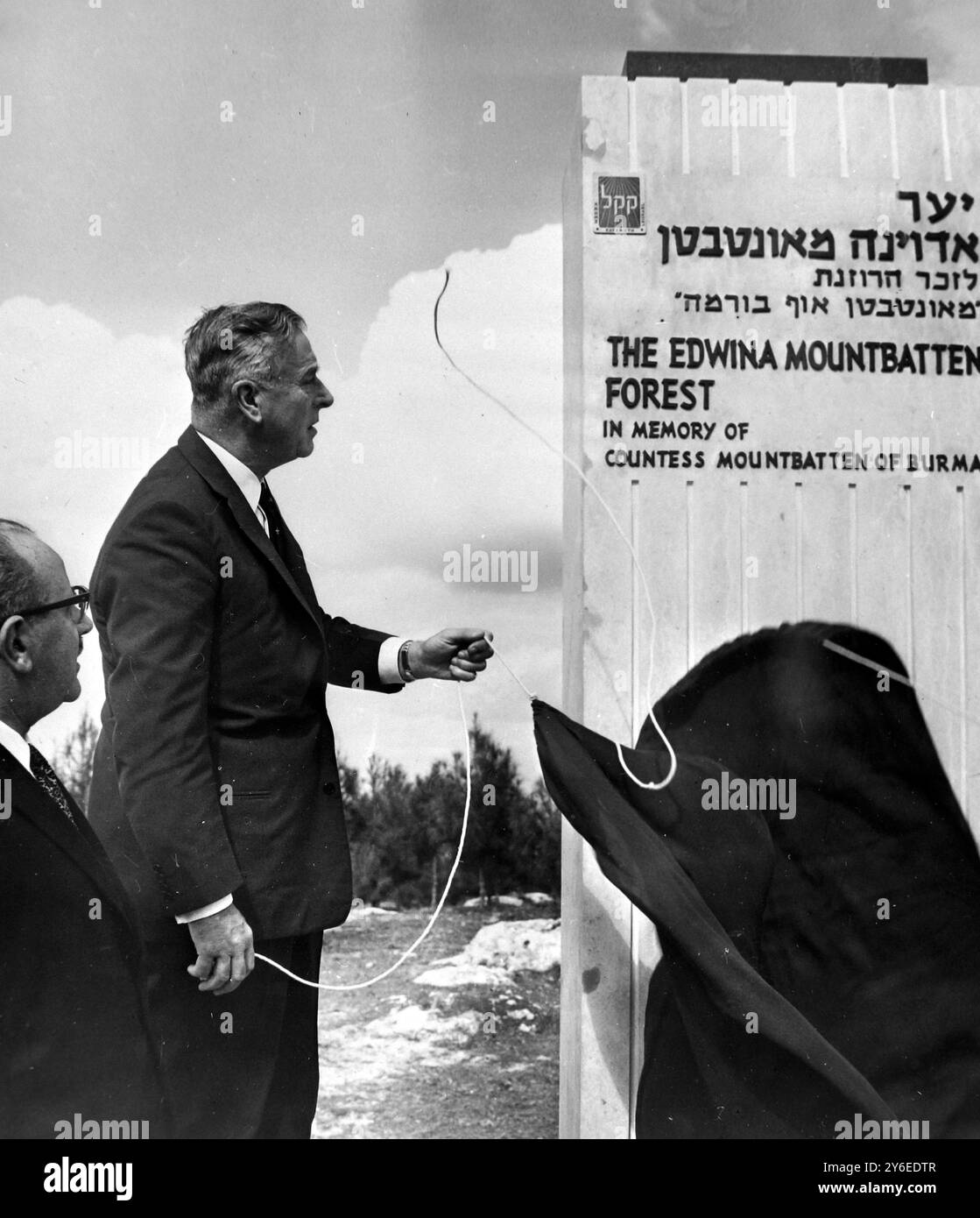 LORD MOUNTBATTEN UNVEILED PLAQUE IN HAIFA, ISRAEL ; 10 NOVEMBER 1962 ...