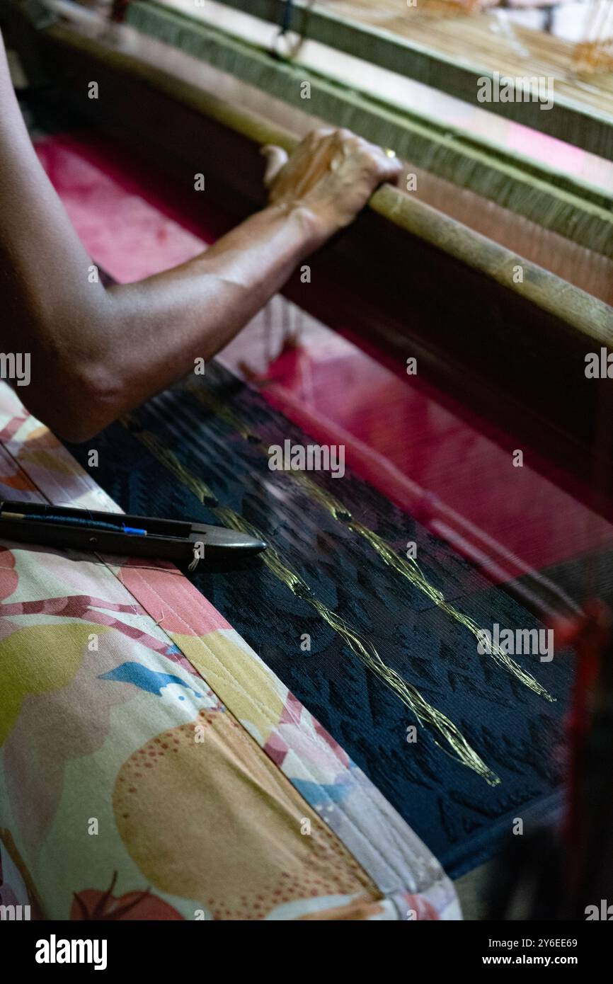 Traditional handmade weaving technique, handloom Stock Photo - Alamy