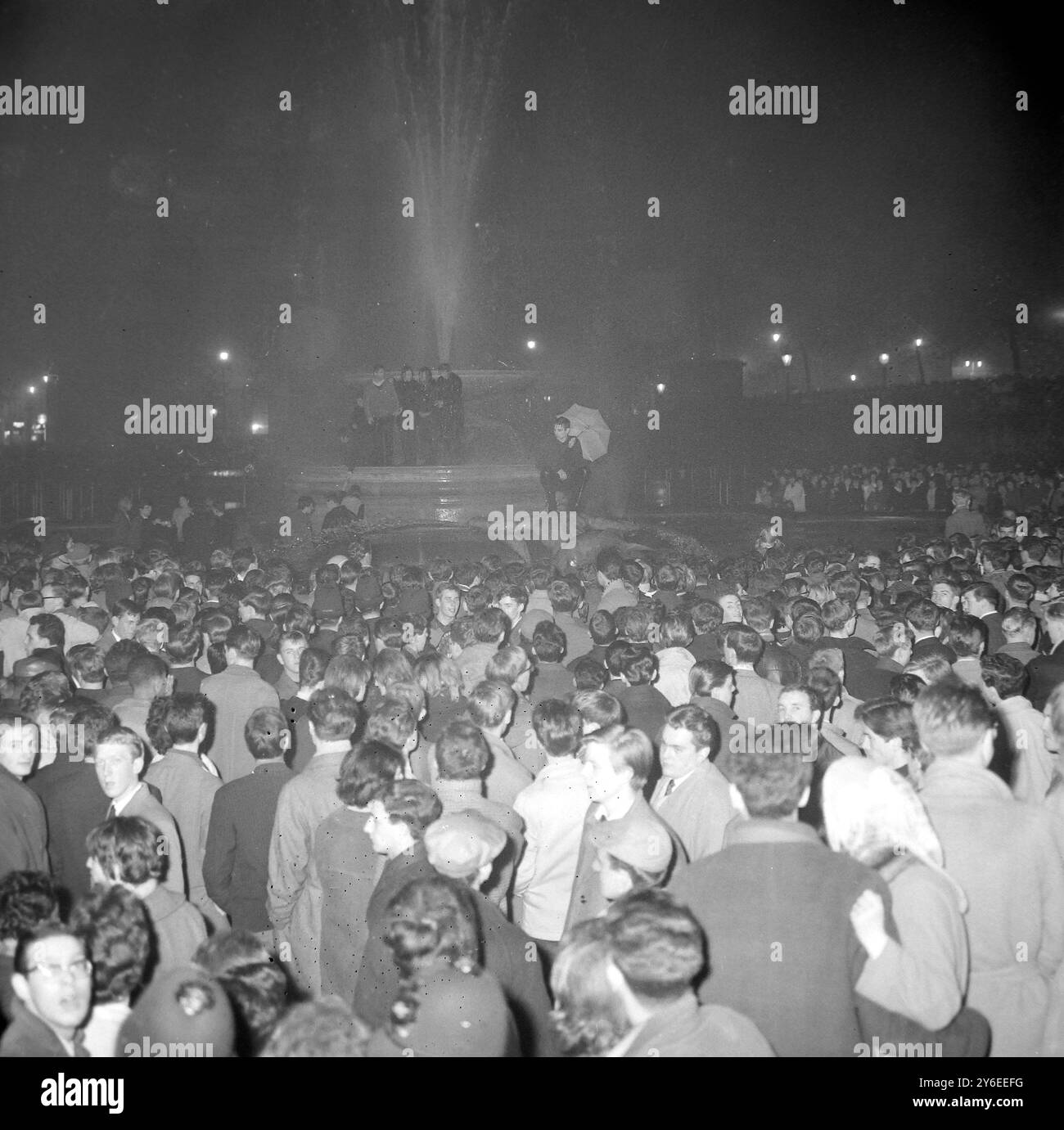 GUY FAWKES CELEBRATIONS AT TRAFALGAR SQUARE CROWDS ; 5 NOVEMBER 1962 ...