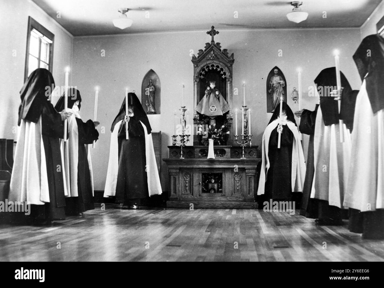 NUNS LIGHTED PRIVATE CHAPEL NUNS CHANT PRAYERS ; 6 NOVEMBER 1962 Stock ...