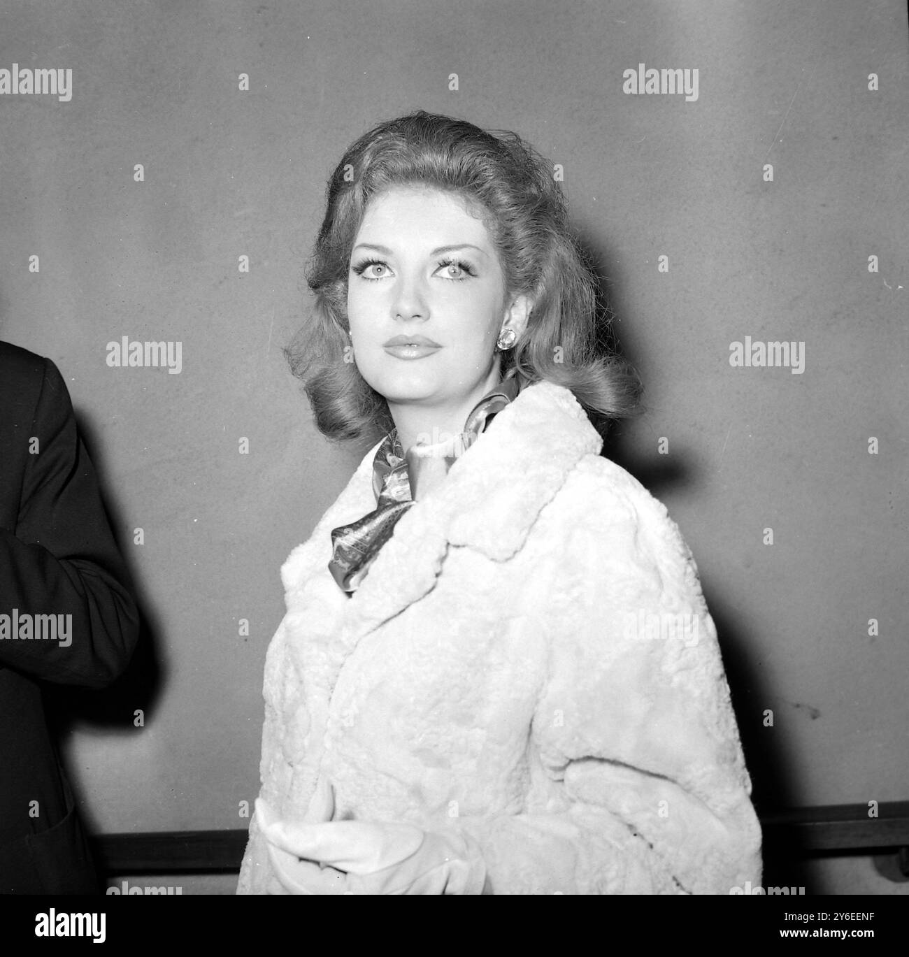 SARAH LEIGHTON AT LONDON AIRPORT / ; 5 NOVEMBER 1962 Stock Photo - Alamy