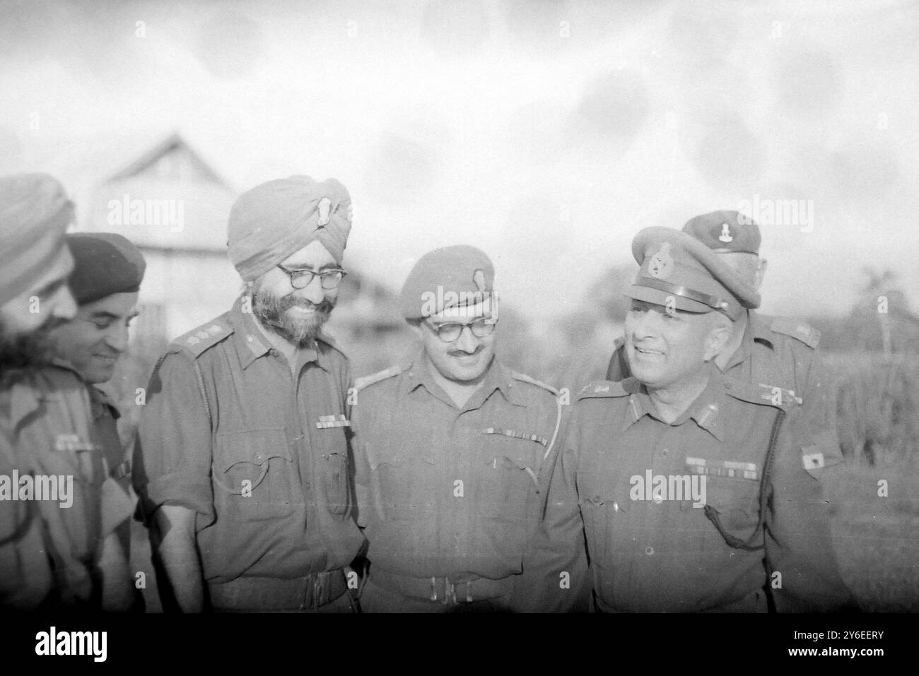 ARMY KAUL GEN TALKS OVER TACTICS WITH AIDES ; 5 NOVEMBER 1962 Stock ...