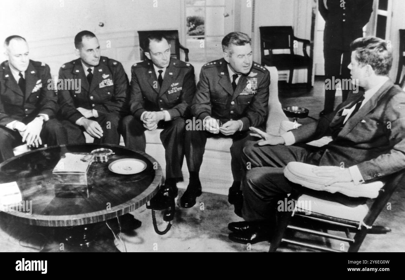 US AMERICAN PRESIDENT JOHN F KENNEDY TALKING TO AIR PILOTS IN ...