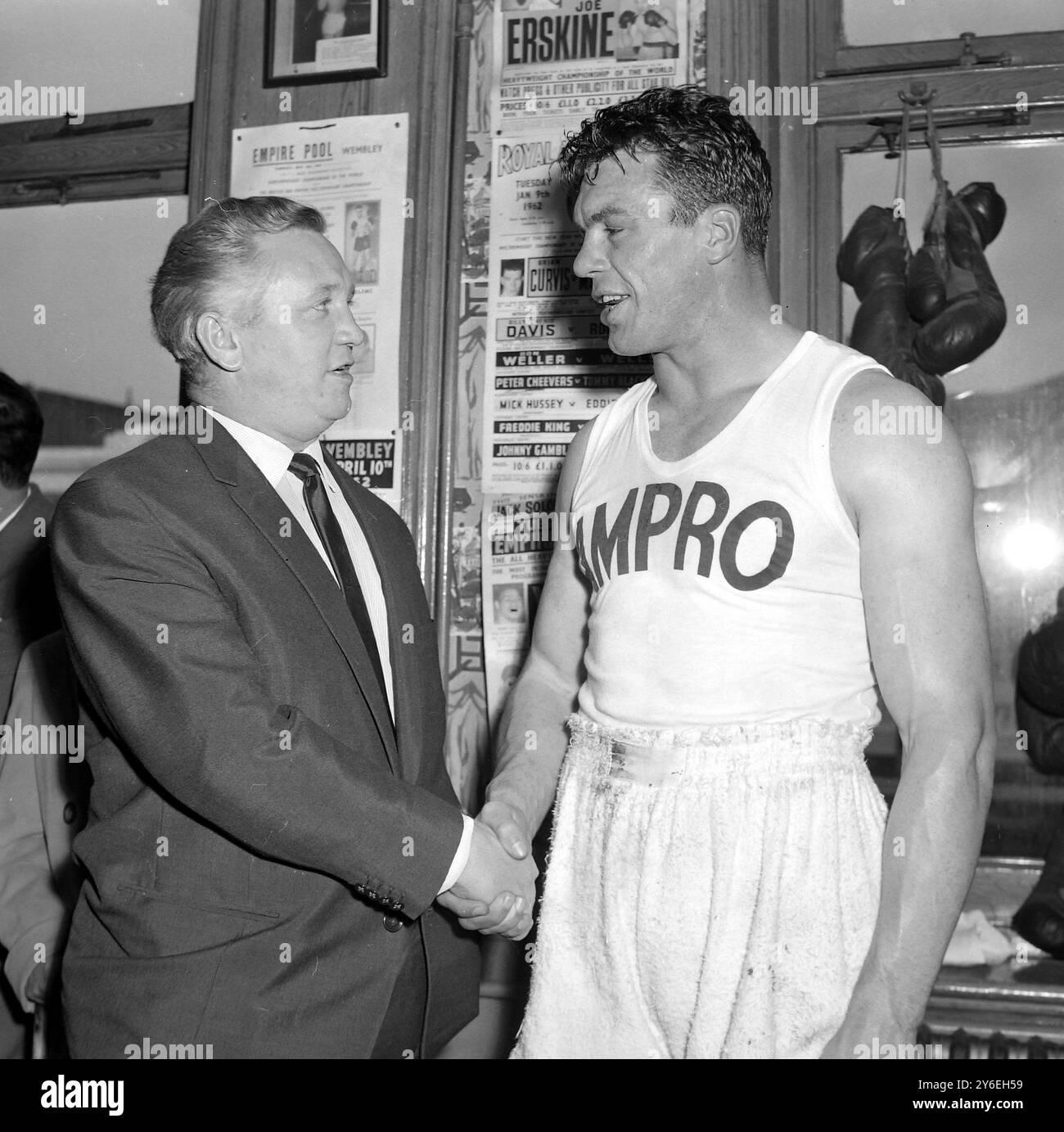 TONY MERCER WITH BOXER DICK RICHARDSON D / ; 31 OCTOBER 1962 Stock ...