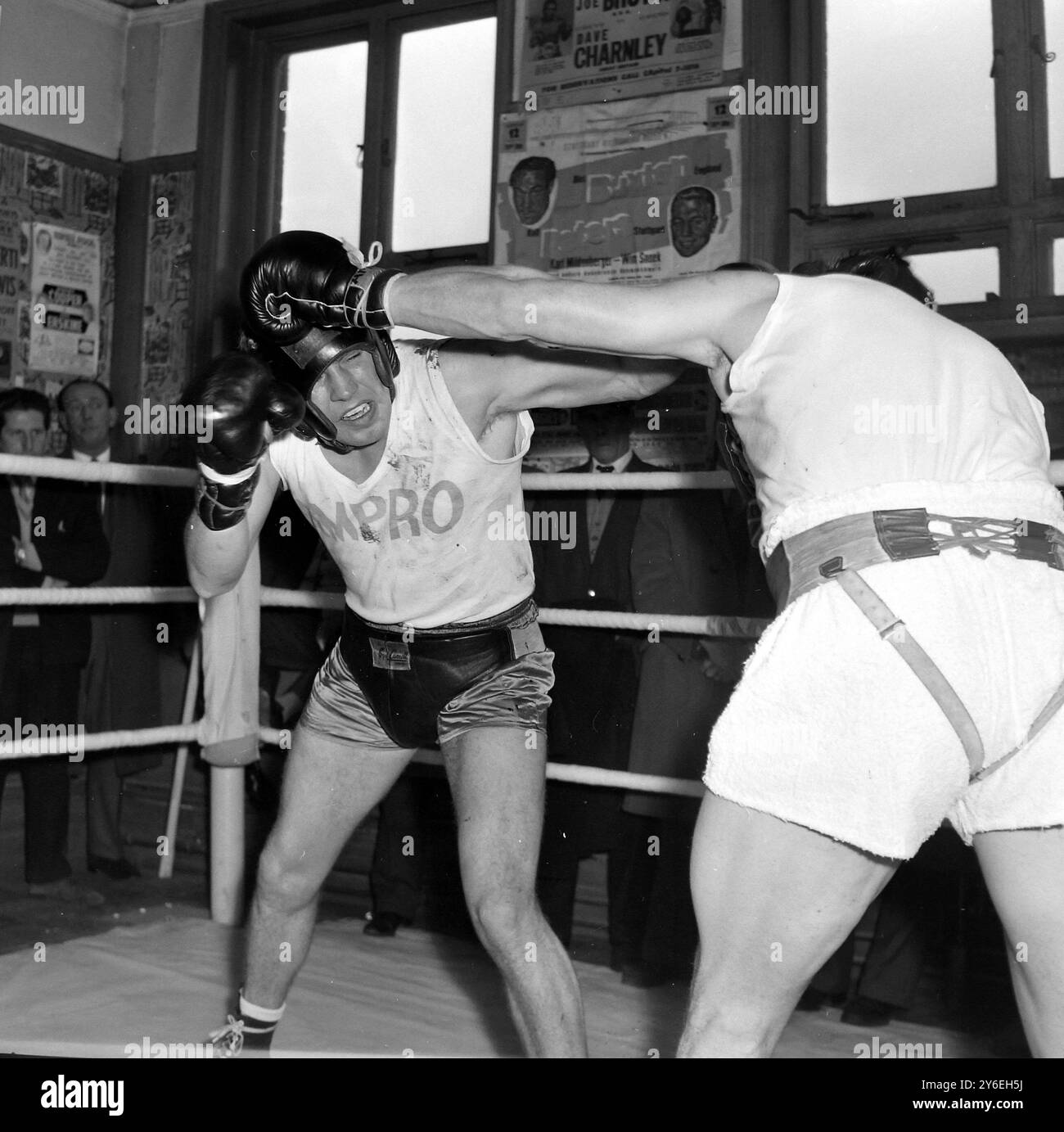 BOXER IN TRAINING DICK RICHARDSON AND BILLY WALKER / ; 31 OCTOBER 1962 ...