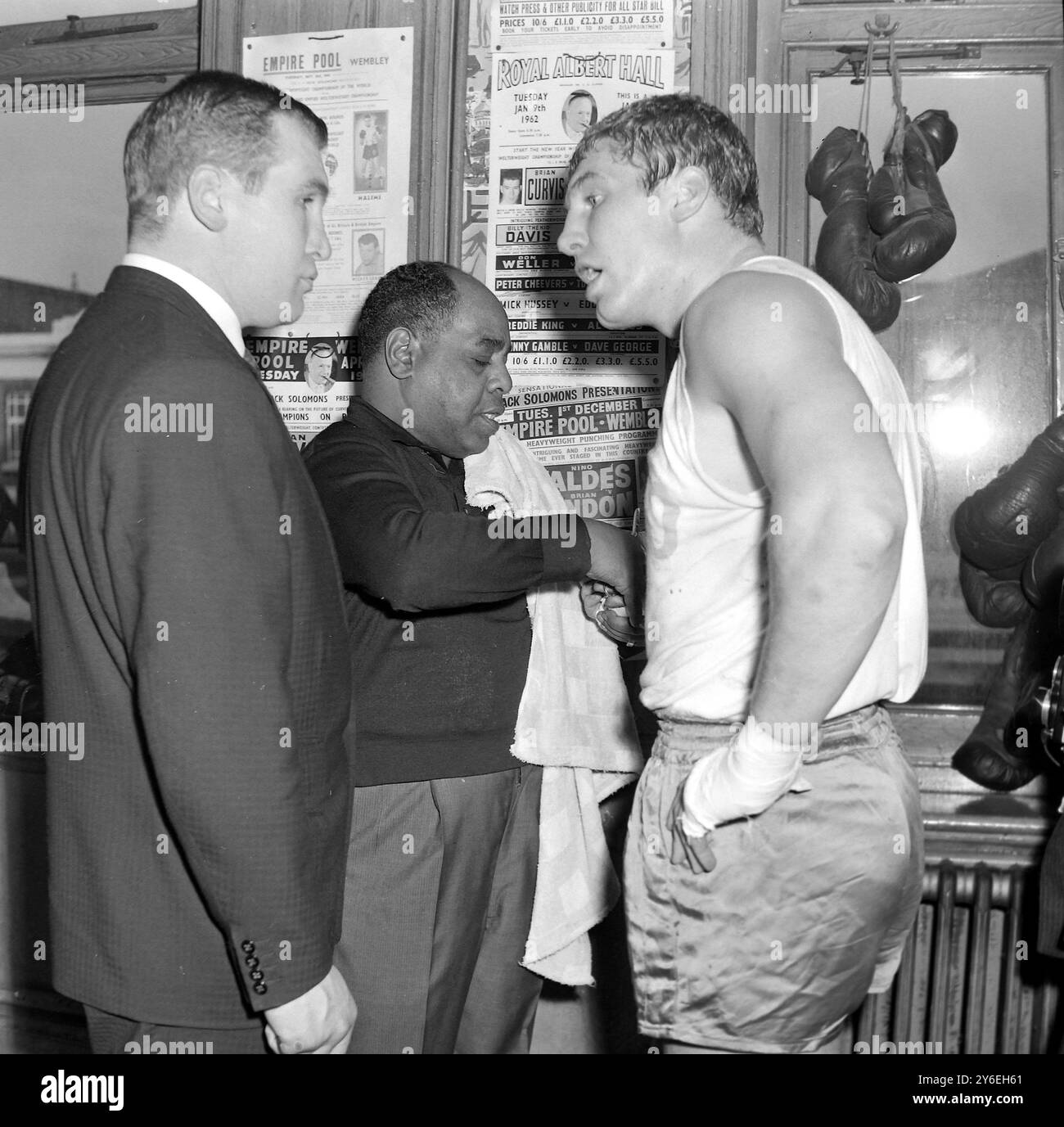 HARRY WILEY BOXING PROMOTER WITH BILLY WALKER / ; 31 OCTOBER 1962 Stock Photo - Alamy