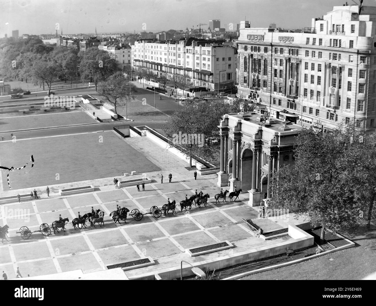 PARLIAMENT STATE OPENING ROYAL HORSE ARTILLERY THROUGH MARBLE ARCH IN ...