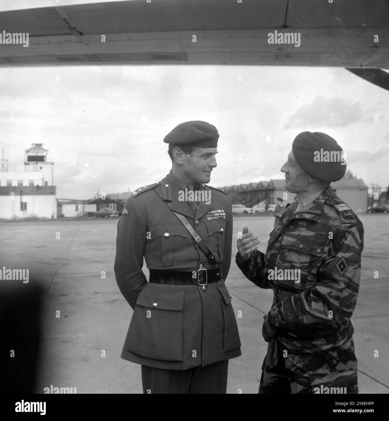 ARMY PARACHUTISTS AT RAF STATION ABINGDON / ; 29 OCTOBER 1962 Stock ...