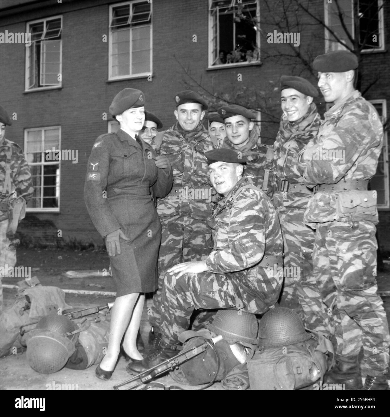ARMY PARACHUTISTS AT RAF STATION ABINGDON / ; 29 OCTOBER 1962 Stock ...