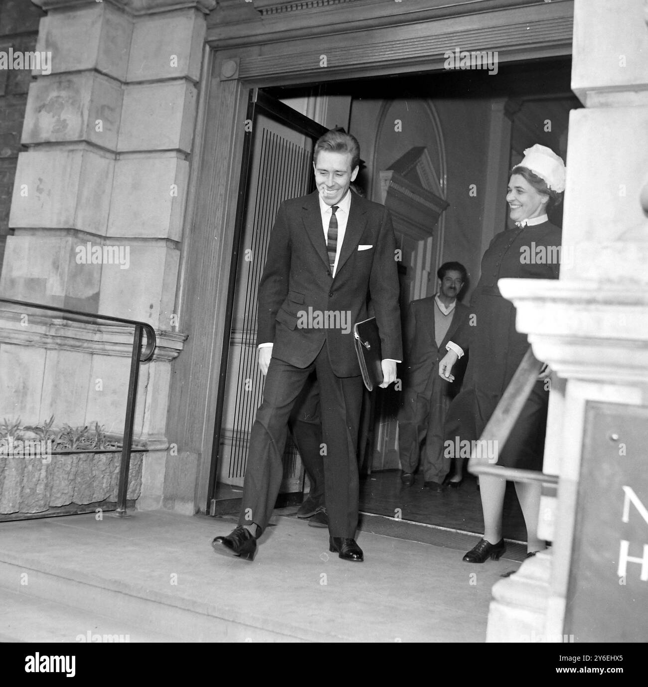 LORD SNOWDON LEAVING QUEENS SQUARE HOSPITAL ; 28 OCTOBER 1962 Stock ...