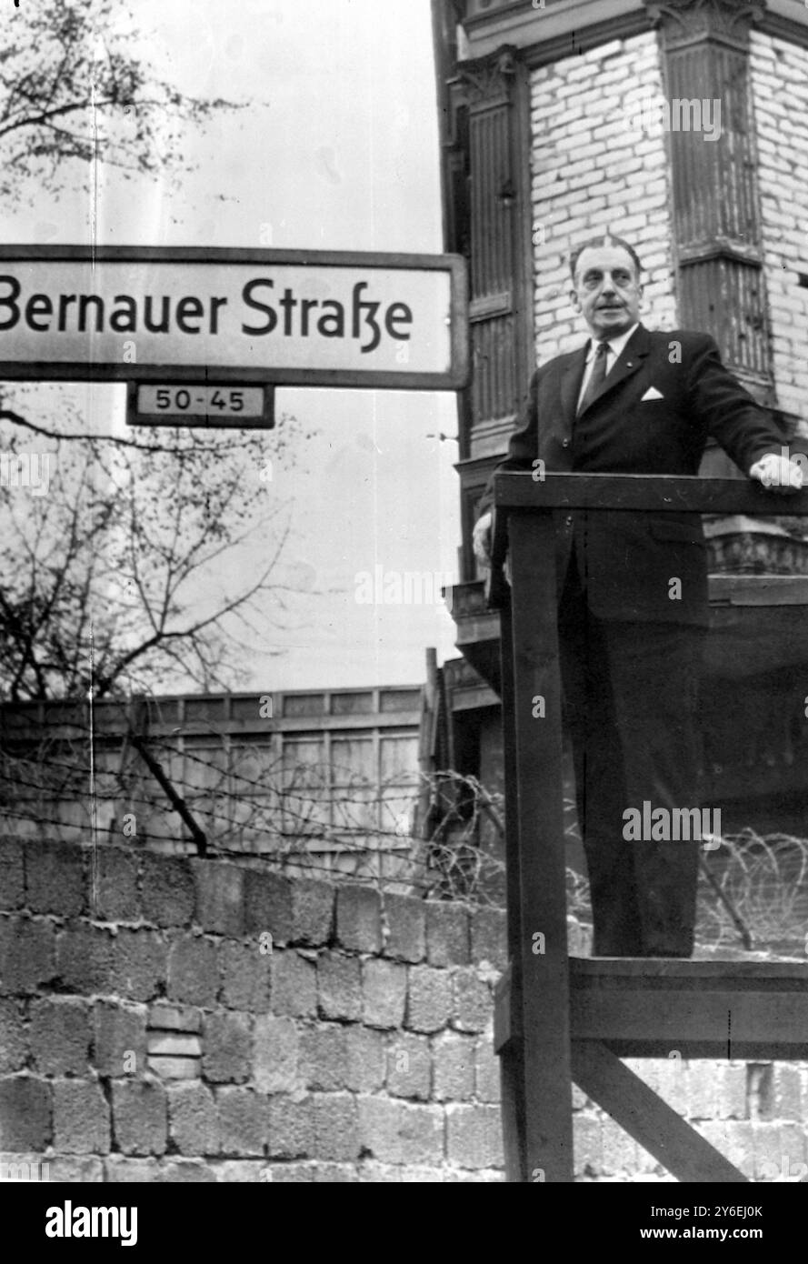 1960 berlin wall Black and White Stock Photos & Images - Alamy