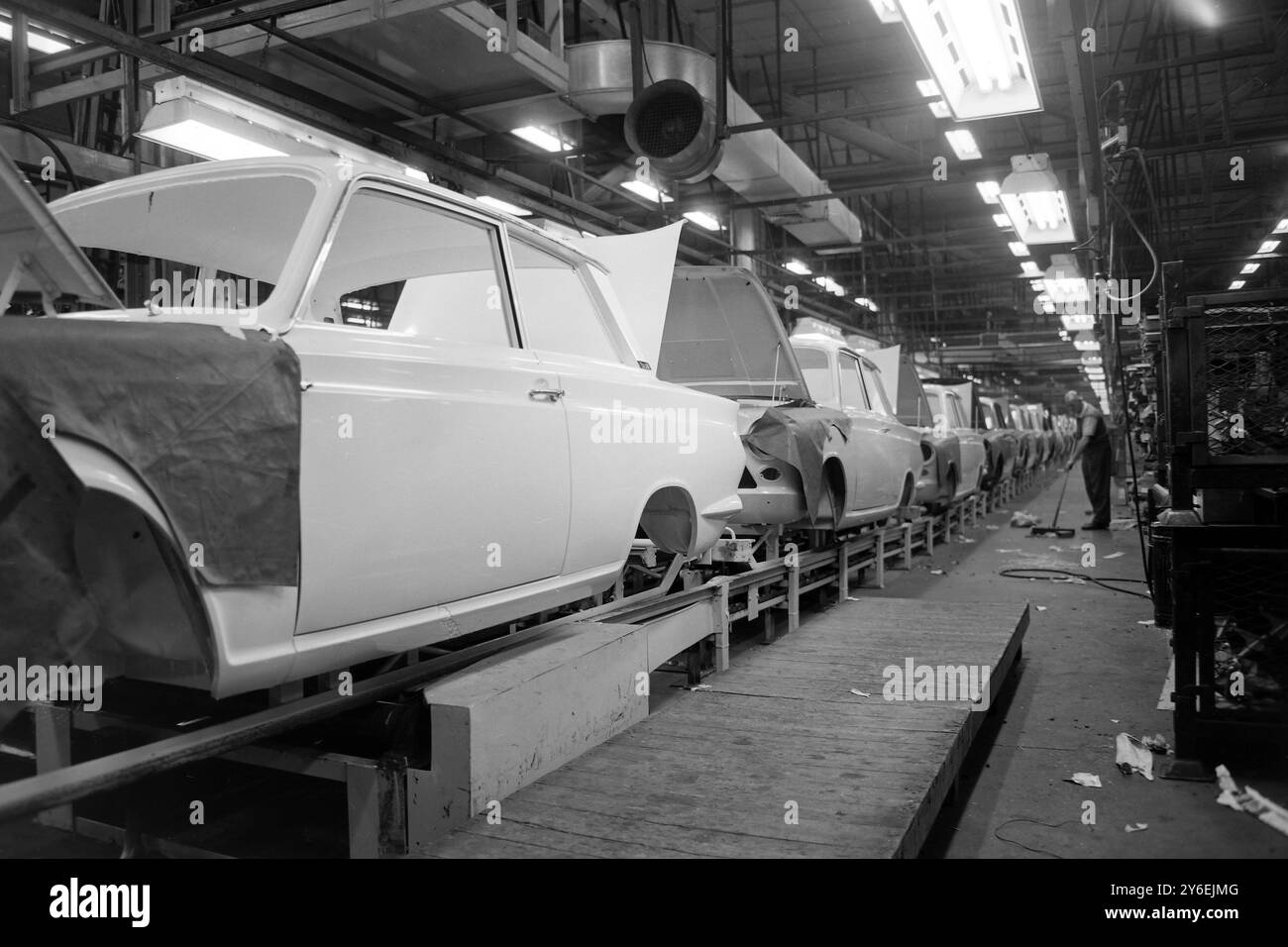 STRIKES FORD FACTORY PRODUCTION LINE IN DAGENHAM ; 24 OCTOBER 1962 ...