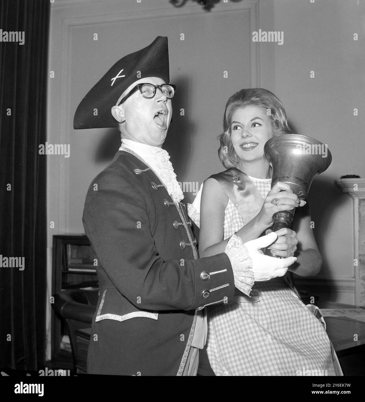 ALFRED HOWARD TOWN CRIER PRACTICES / ; 23 OCTOBER 1962 Stock Photo - Alamy