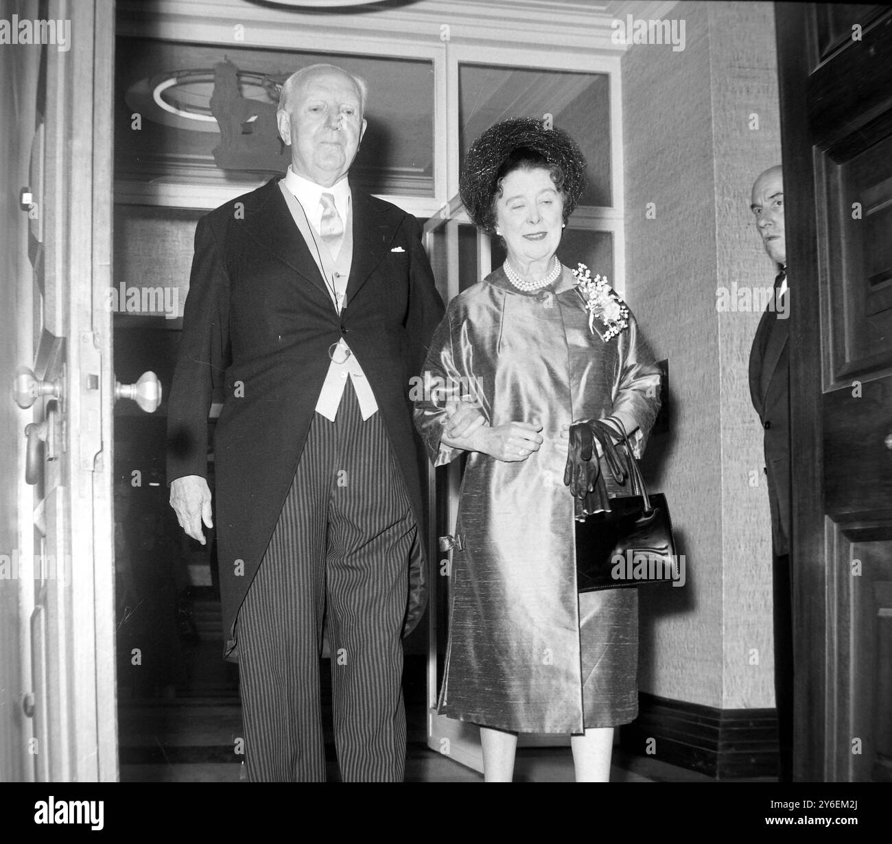 LORD WOOLTON WITH MARGARET ELUNED THOMAS IN LONDON / ; 19 OCTOBER 1962 ...