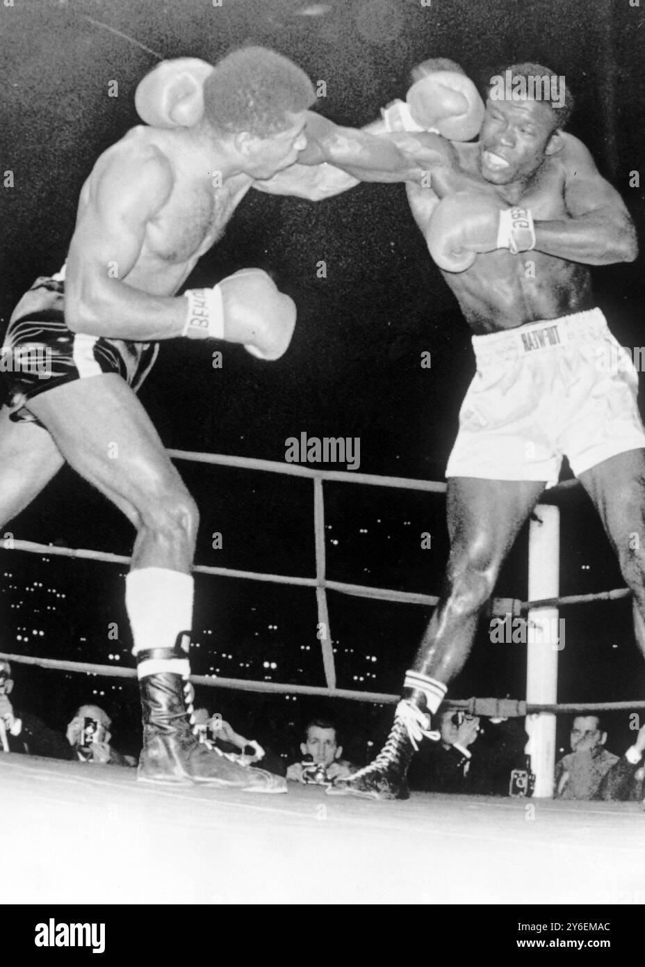 BOXER EMILE GRIFFITH WITH TED WRIGHT IN ACTION IN VIENNA ; 18 OCTOBER ...