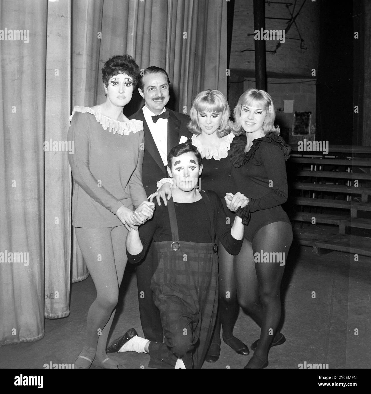 JENNIFER BAKER TWINS ACTRESS DANCER WITH DAVID MERRICK ; 17 OCTOBER 1962 Stock Photo - Alamy