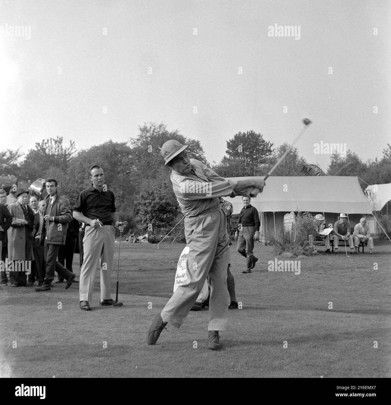 BOB HOPE WITH ARNOLD PALMER PLAY GOLF IN BENHAM / ; 15 OCTOBER 1962 ...