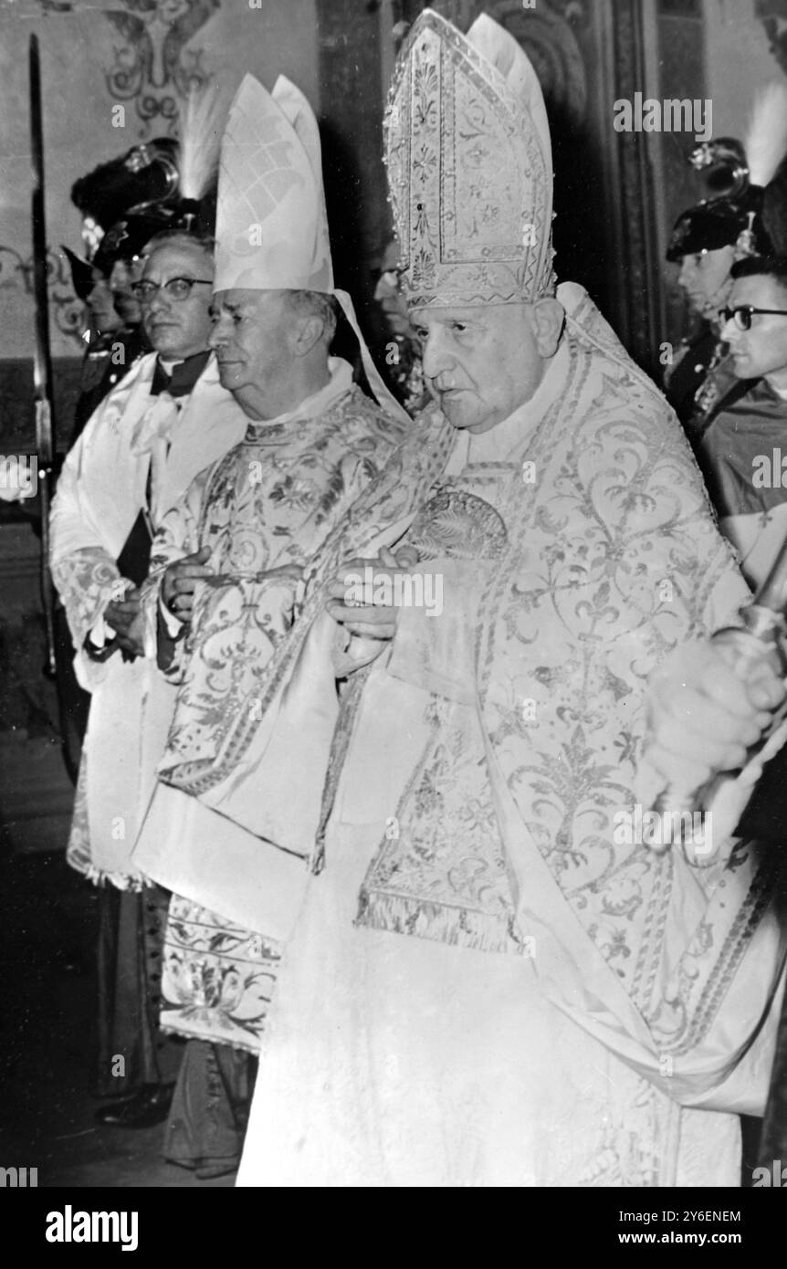 POPE JOHN XXIII COPE MITRE PUALINE CHAPEL / ; 12 OCTOBER 1962 Stock ...