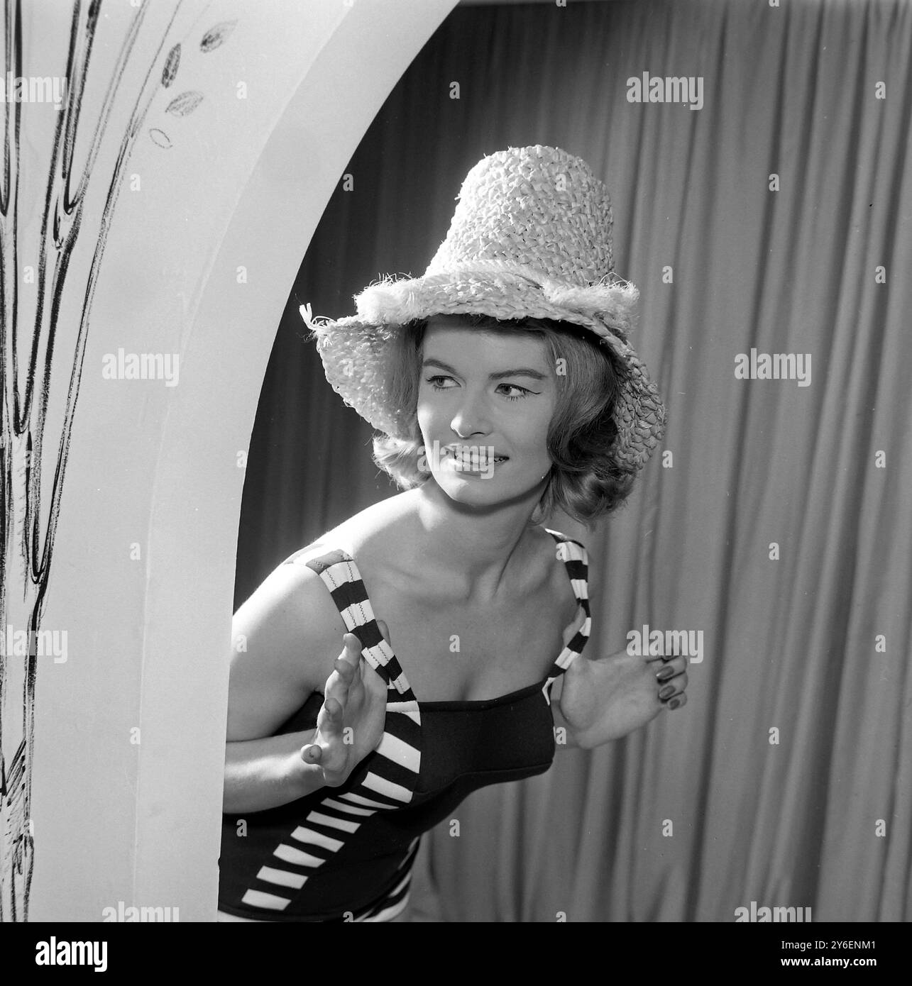 HAYS BRIDGETTE MODELS SUNBLIND SWIMSUIT / ; 11 OCTOBER 1962 Stock Photo ...