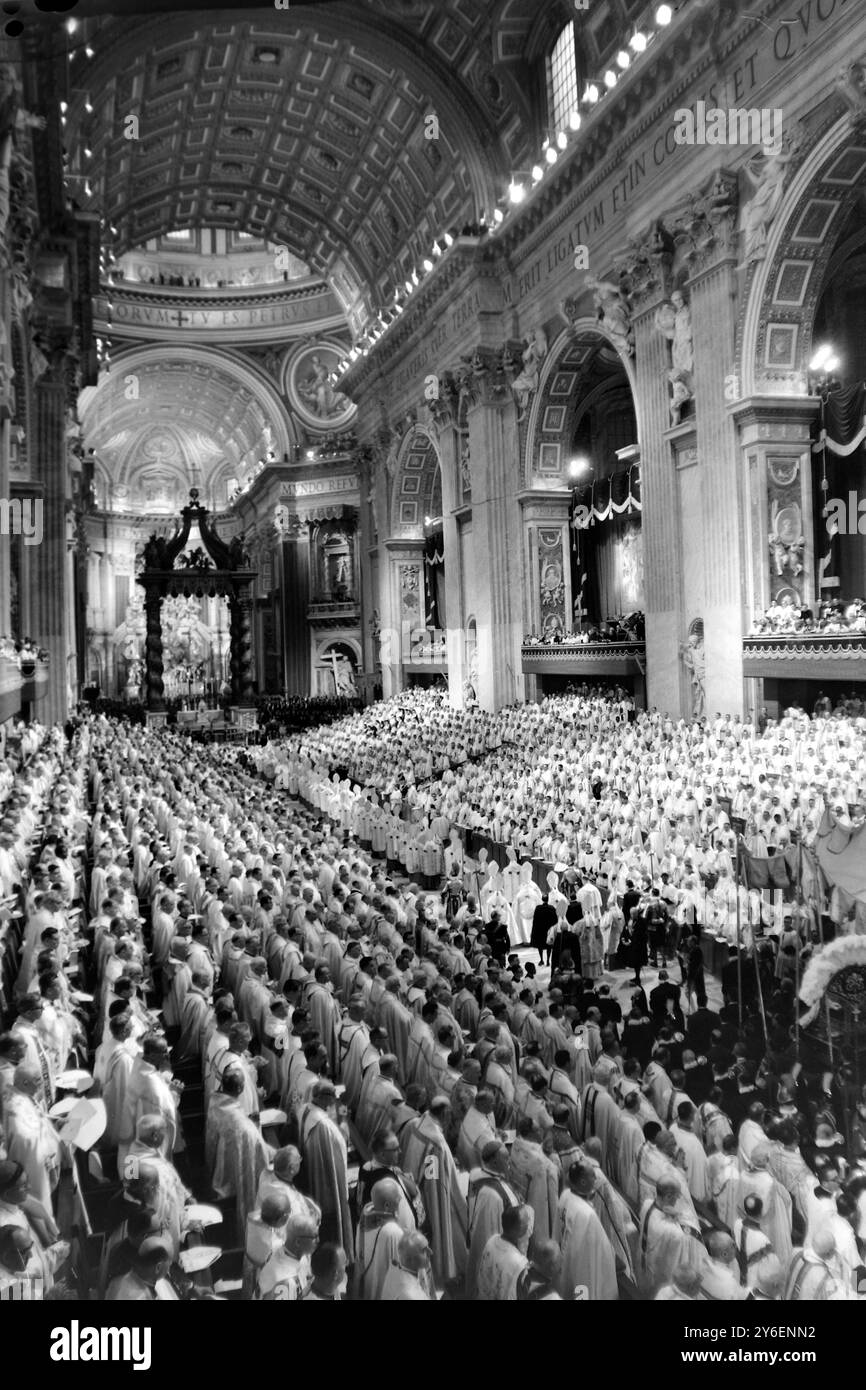 11 OCTOBER 1962 POPE JOHN XXIII IS CARRIED ON HIS GESTATORIAL CHAIR IN ...