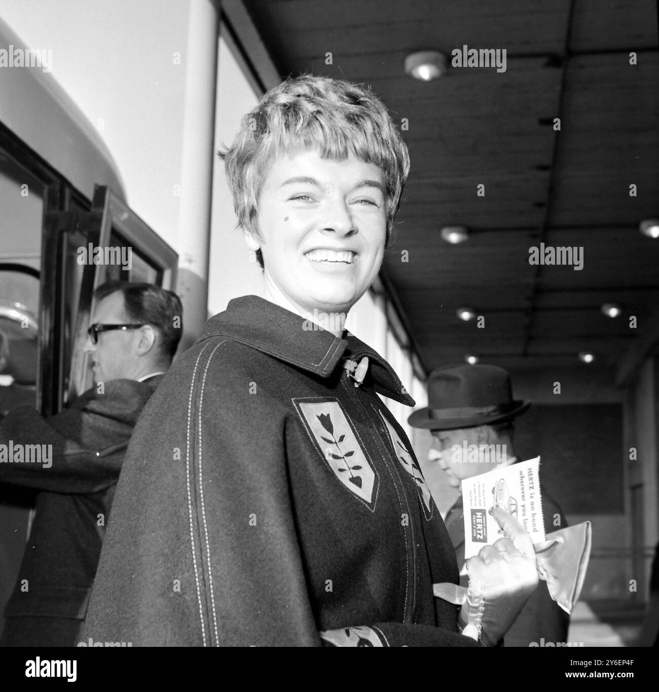 TONIA CAMPBELL AT LONDON AIRPORT / ; 8 OCTOBER 1962 Stock Photo - Alamy