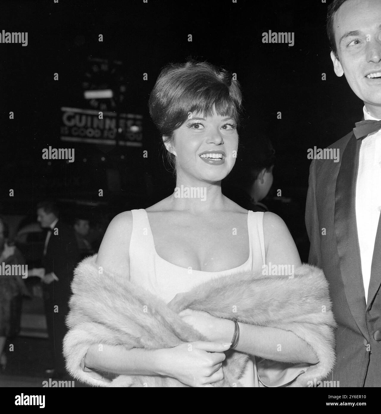 SINGER SHANI WALLIS AT PORGY AND BESS DOMINION THEATRE ; 3 OCTOBER 1962 ...