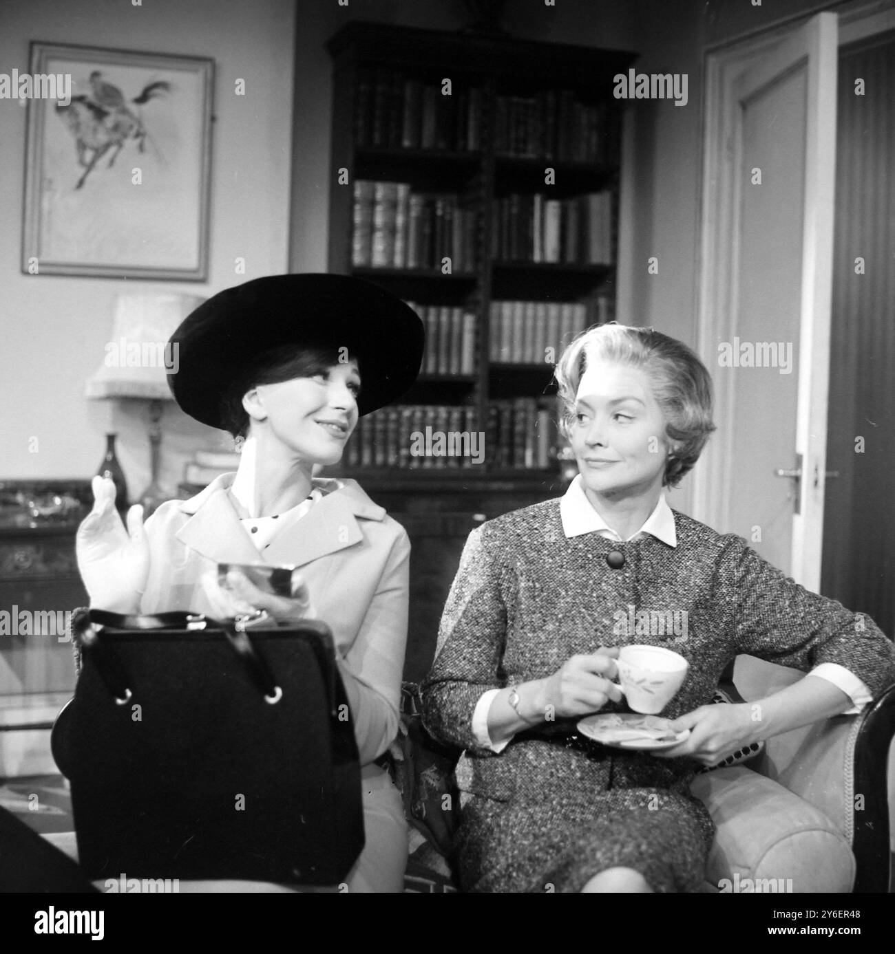 ACTRESS URSULA HOWELLS WITH FENNELLA FIELDING ; 1 OCTOBER 1962 Stock ...