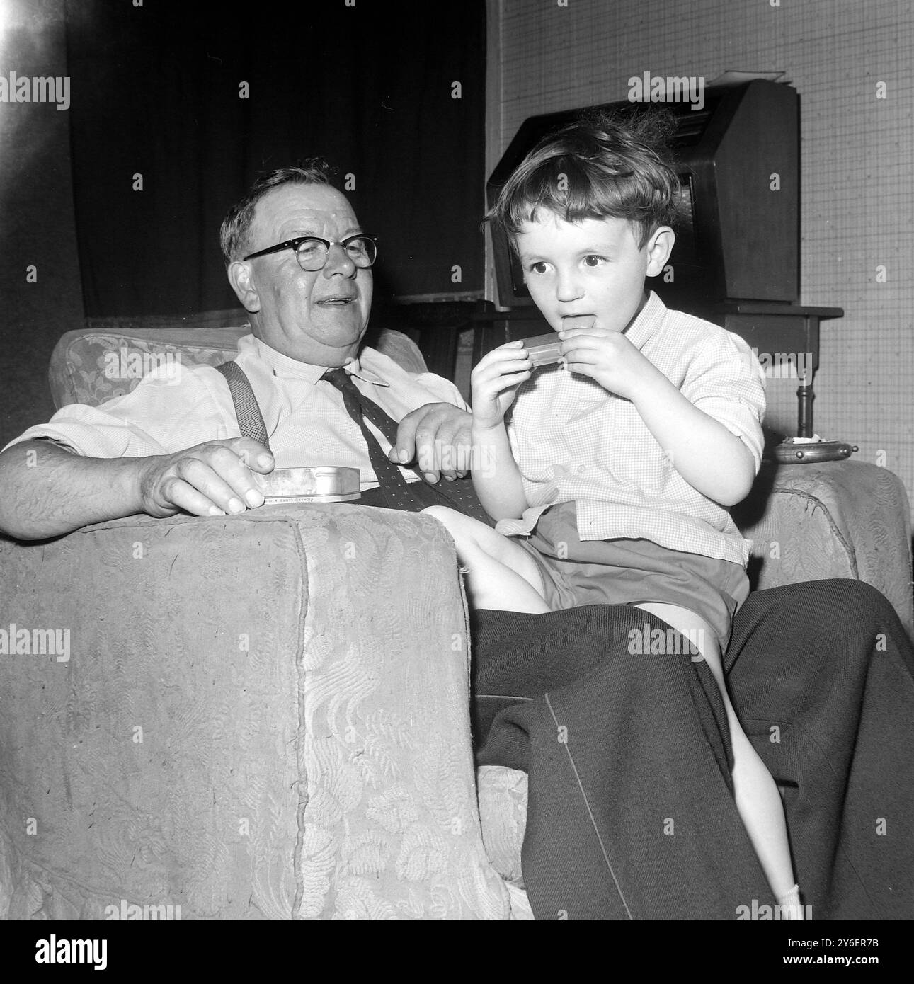 WILLIAM STRINGER GRANDSON ROLLS CIGARETTE / ; 2 OCTOBER 1962 Stock ...