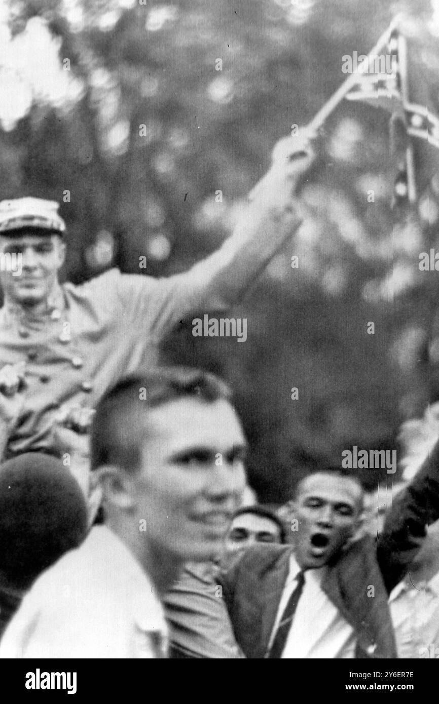 MISSISSIPPI STUDENTS DRESSED IN CONFEDERATE UNIFORMS WAVE FLAG ; 2 ...