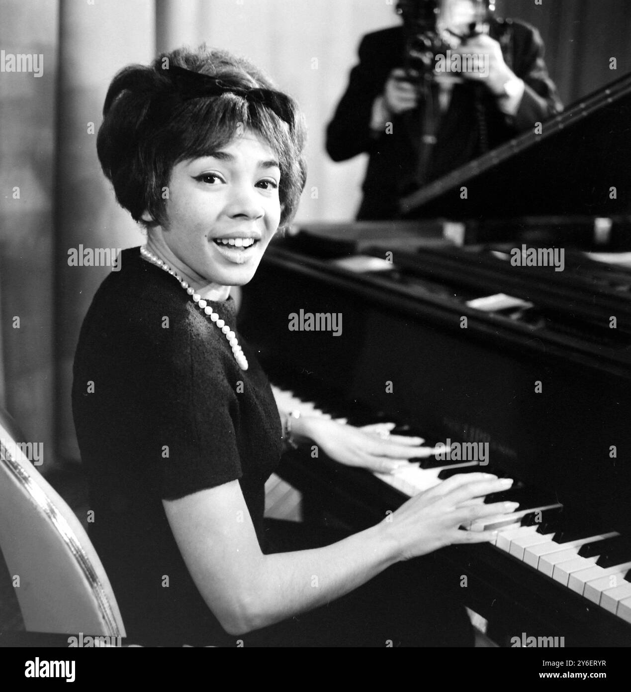 Shirley bassey talk of the town hi-res stock photography and images - Alamy