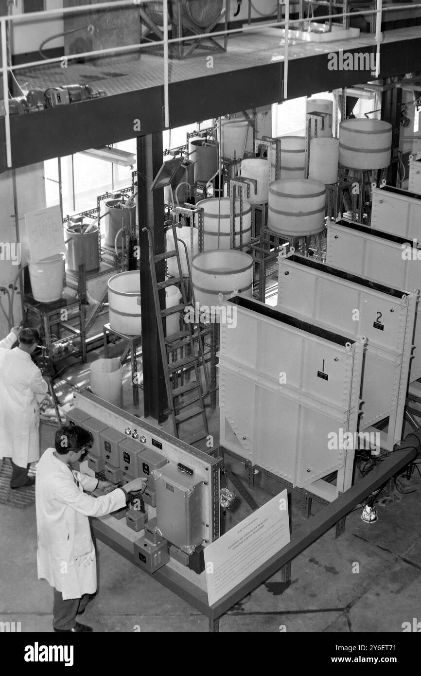1960 laboratory hi-res stock photography and images - Alamy