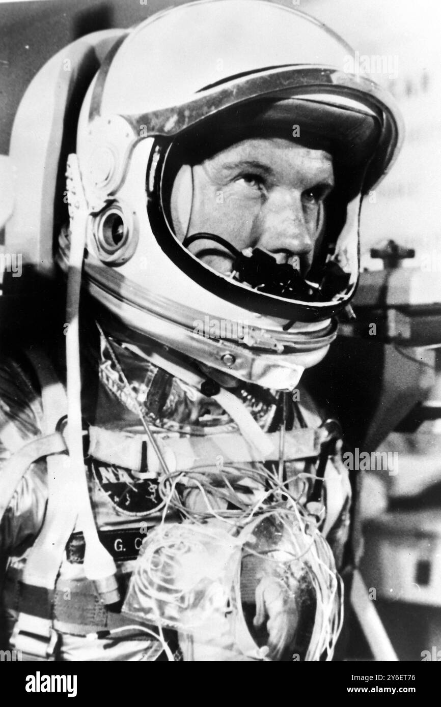 ASTRONAUT GORDON COOPER POSES IN SPACESUIT / ; 25 SEPTEMBER 1962 Stock ...