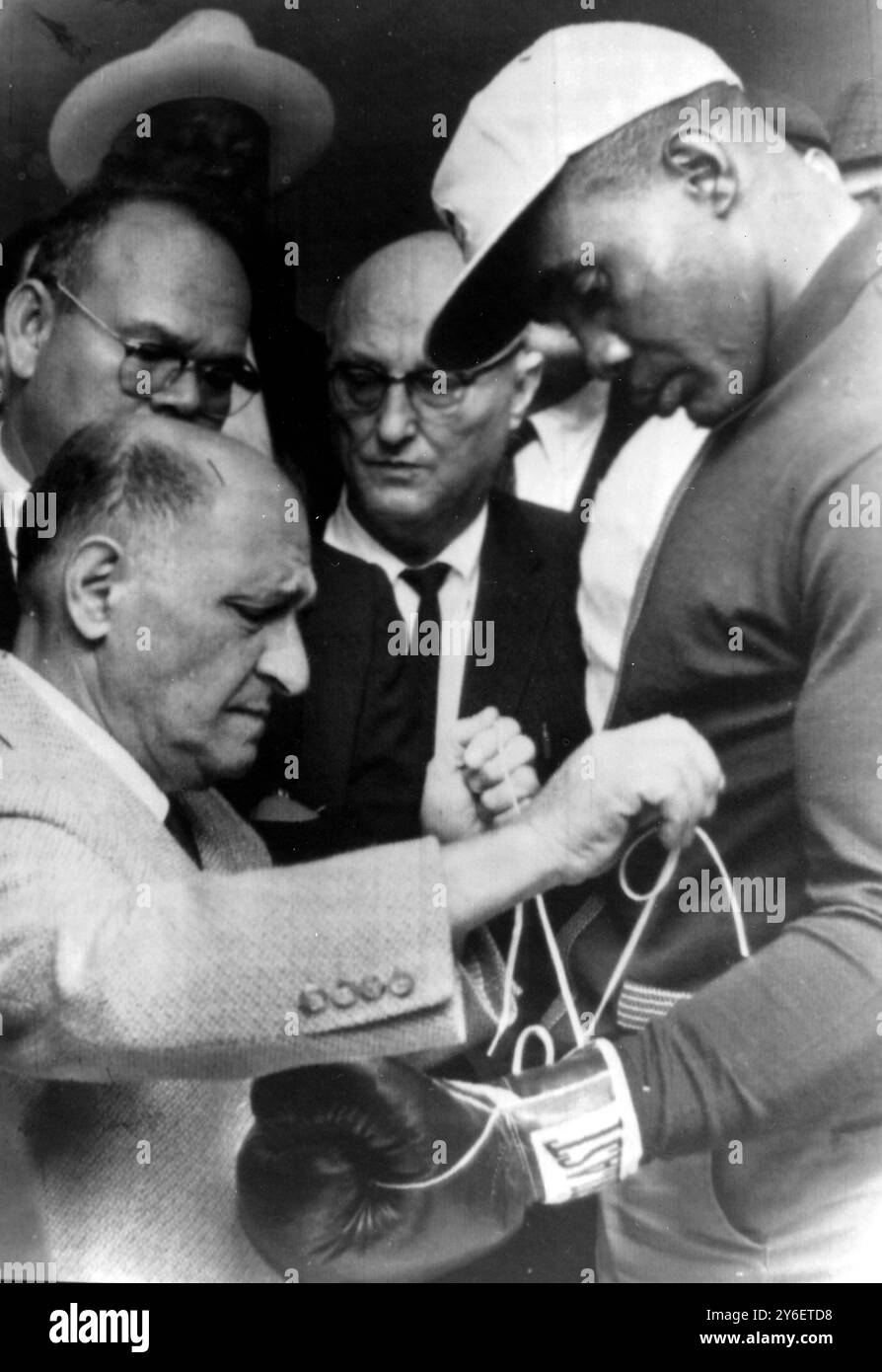 BOXER SONNY LISTON WITH ART WINCH TIES GLOVES ON BEFORE FIGHT / ; 24 ...
