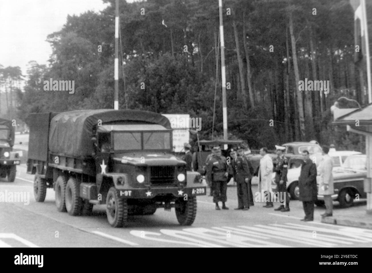 US CONVOY CHECKPOINT MARIENBORN IN BERLIN/ ; 24 SEPTEMBER 1962 Stock ...