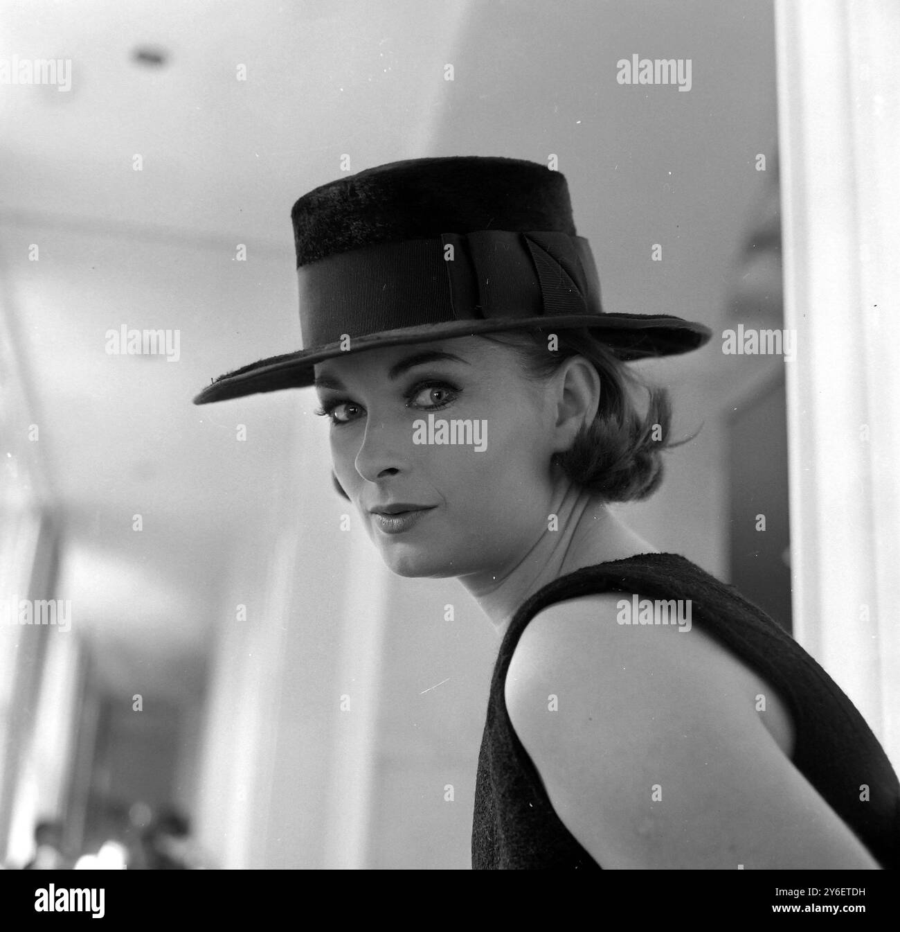 FULTON SONJA MODELS MANN EDWARD HAT / ; 24 SEPTEMBER 1962 Stock Photo ...