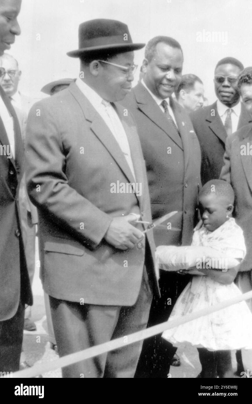 AFRICAN LEADER JOSEPH KASAVUBU OPENS HAMMARSKJOELD BRIDGE IN LEOPOLDVILLE ; 18 SEPTEMBER 1962 ...