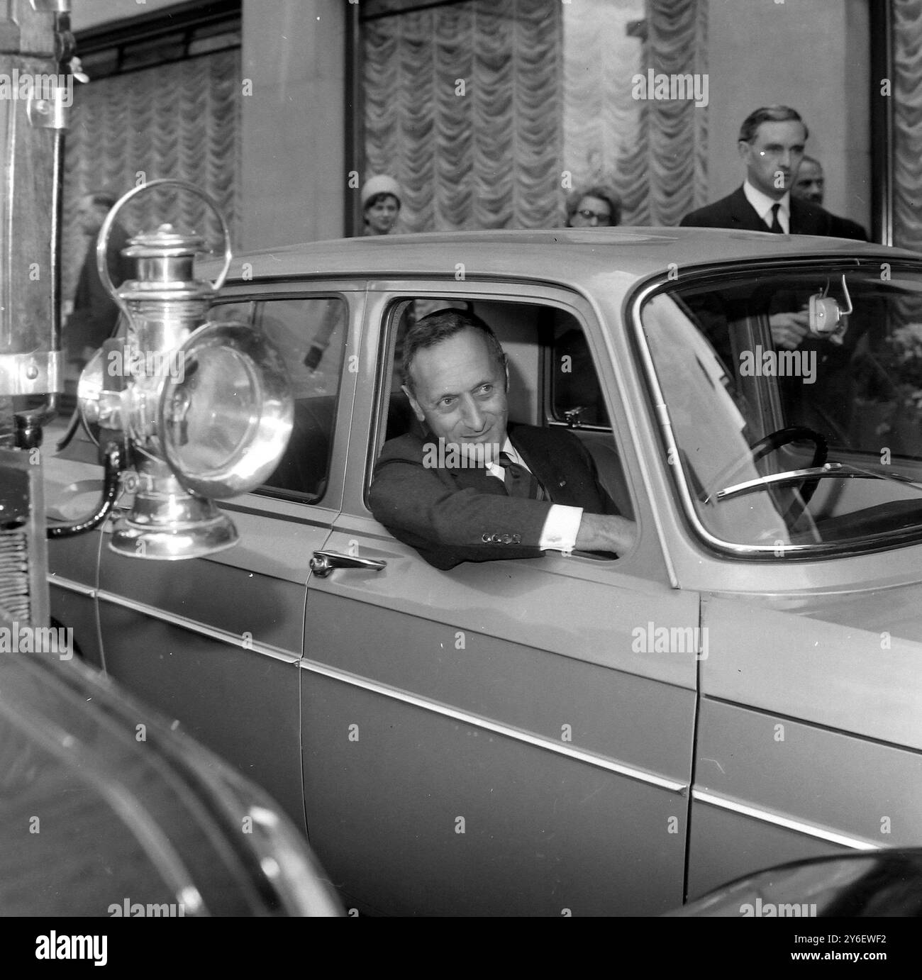 PIERRE DREYFUS AT CAR WHEEL OF RENAULT / ; 17 SEPTEMBER 1962 Stock ...