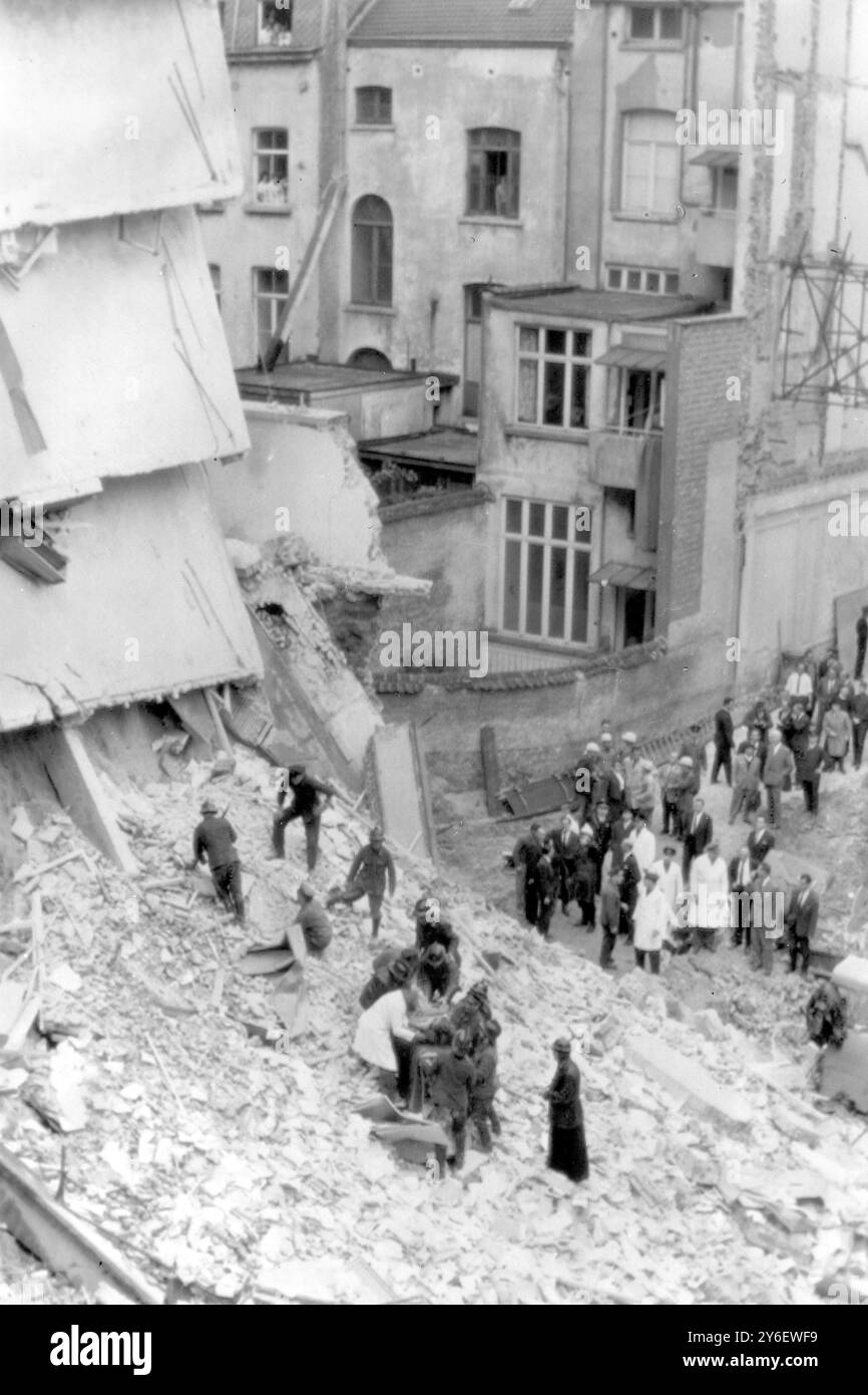 Buildings collapse rescue operations hi-res stock photography and ...