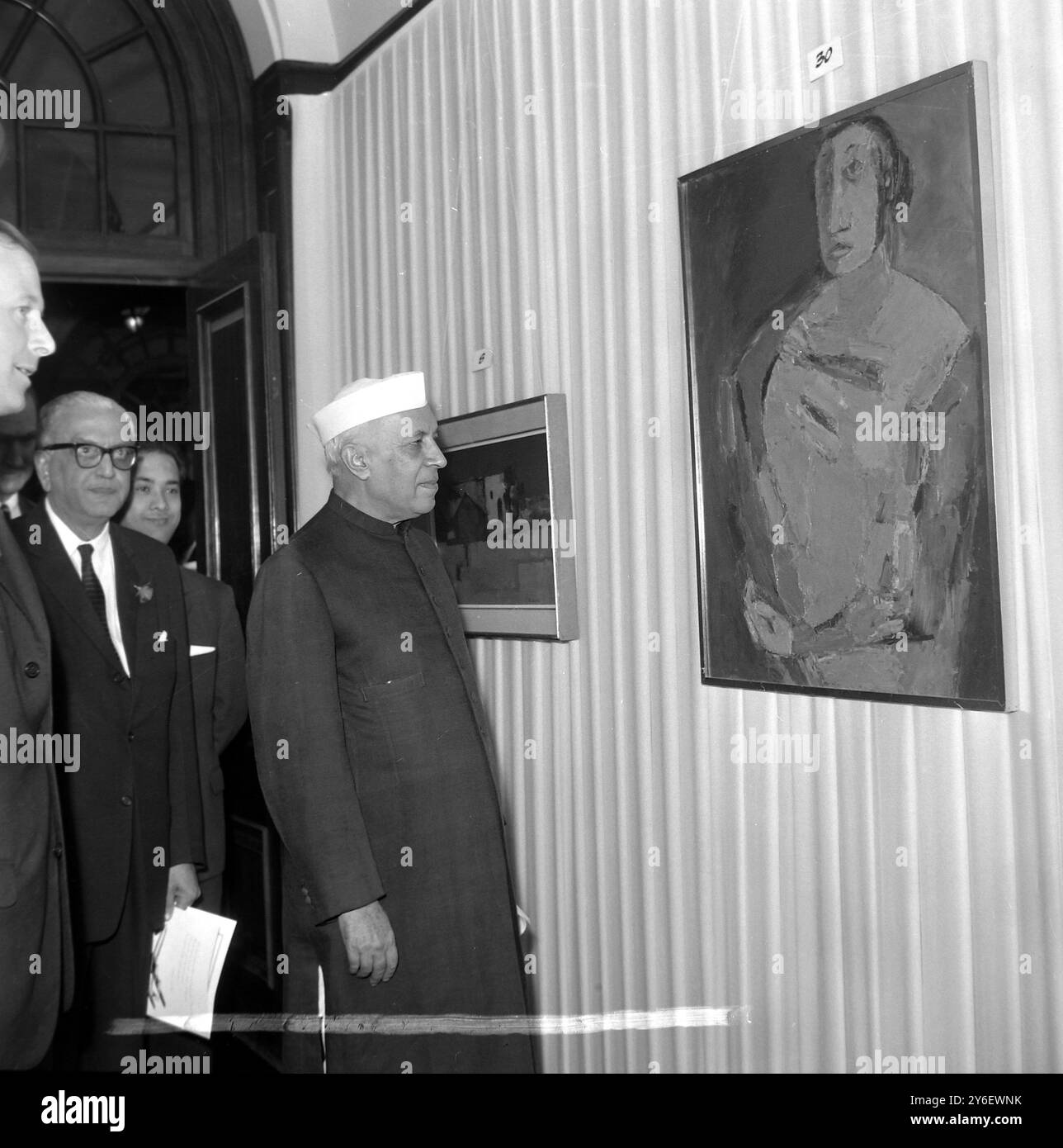 INDIAN PREMIER PANDIT JAWAHARLAL NEHRU LOOKS AT PAINTING IN LONDON ; 14 SEPTEMBER 1962 Stock ...