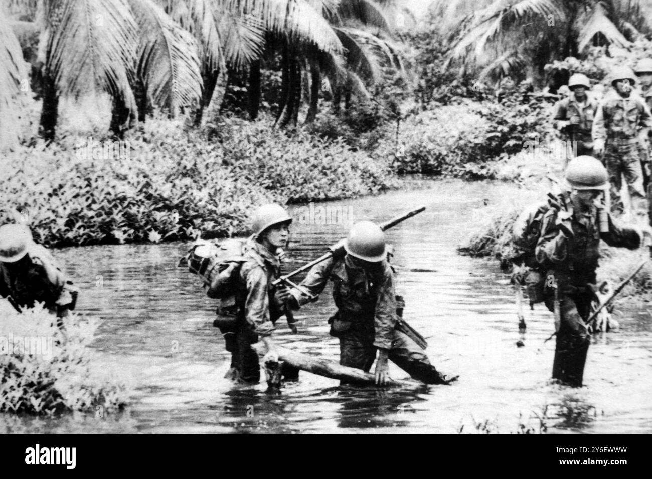 11 SEPTEMBER 1962 VIETNAMESE TROOPS CROSS A SWAMP TO ATTACK VIET CONG ...