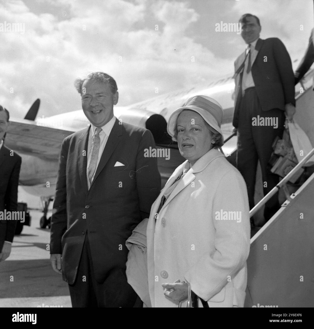HUGH GAITSKELL WITH WIFE AT LONDON AIRPORT / ; 5 SEPTEMBER 1962 Stock ...