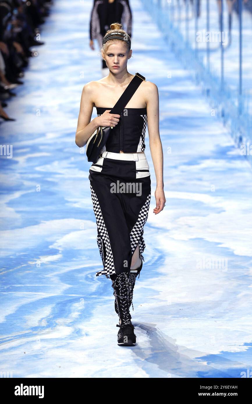 (240925) -- PARIS, Sept. 25, 2024 (Xinhua) -- A model presents a creation from the Spring/Summer ...