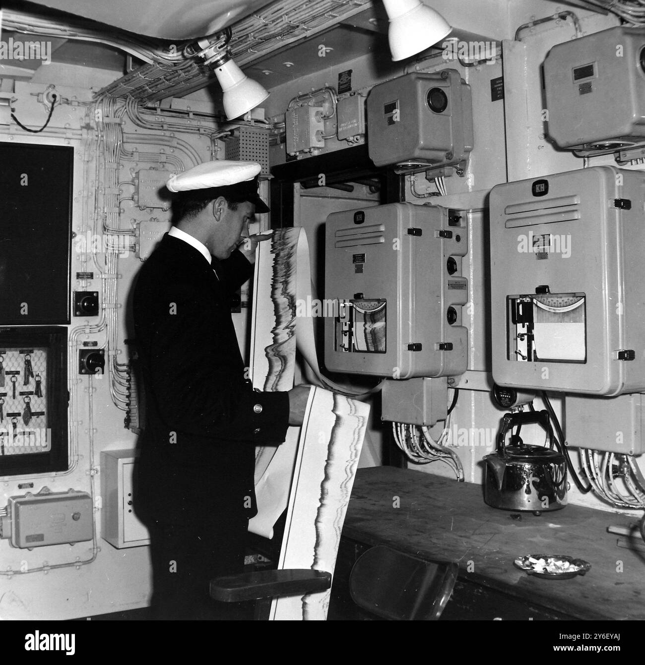 NAVY SHIPS V HMS VIDAL ECHO DEVICE EXAMINED ; 28 AUGUST 1962 Stock ...