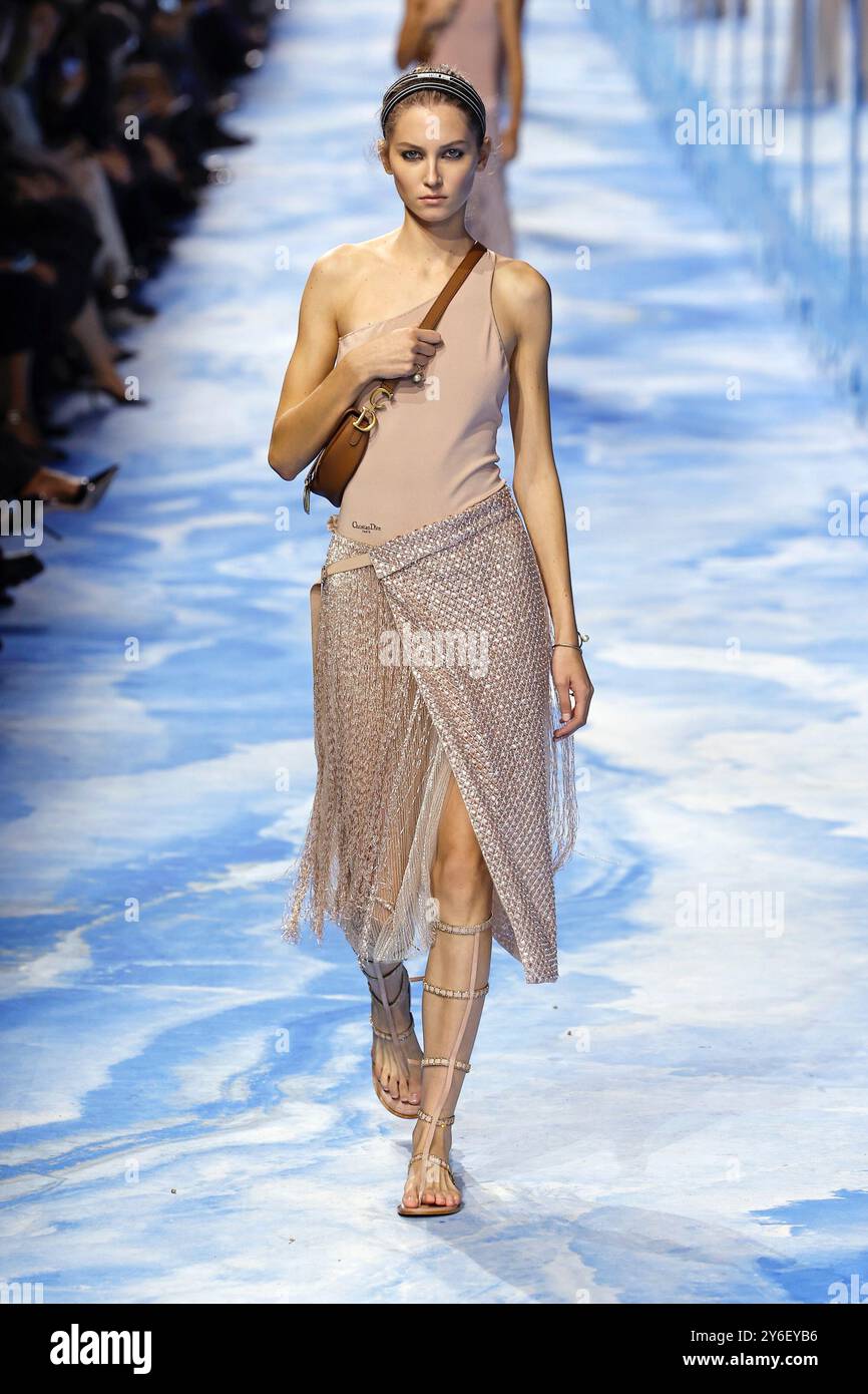 (240925) -- PARIS, Sept. 25, 2024 (Xinhua) -- A model presents a creation from the Spring/Summer ...