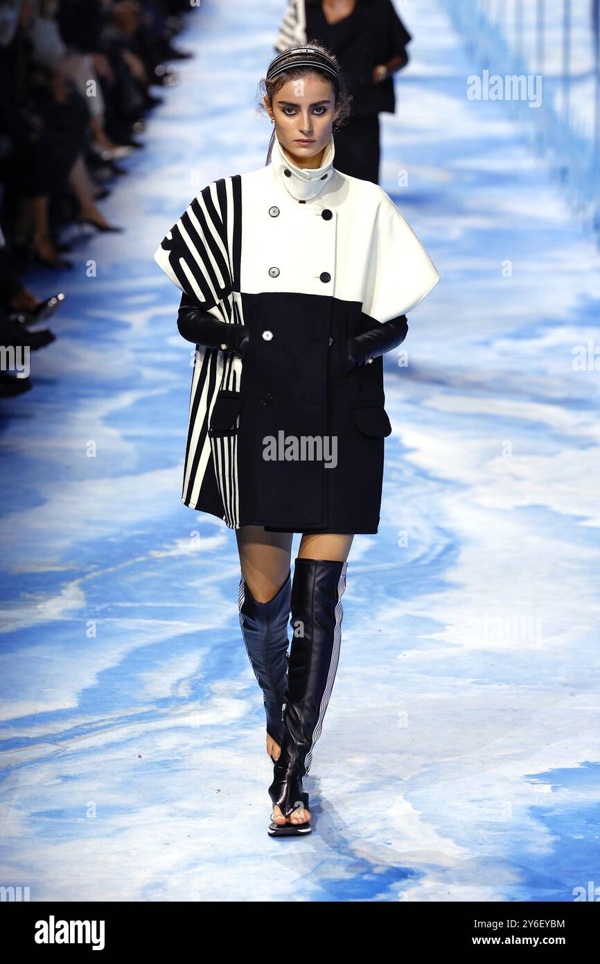 (240925) -- PARIS, Sept. 25, 2024 (Xinhua) -- A model presents a creation from the Spring/Summer ...