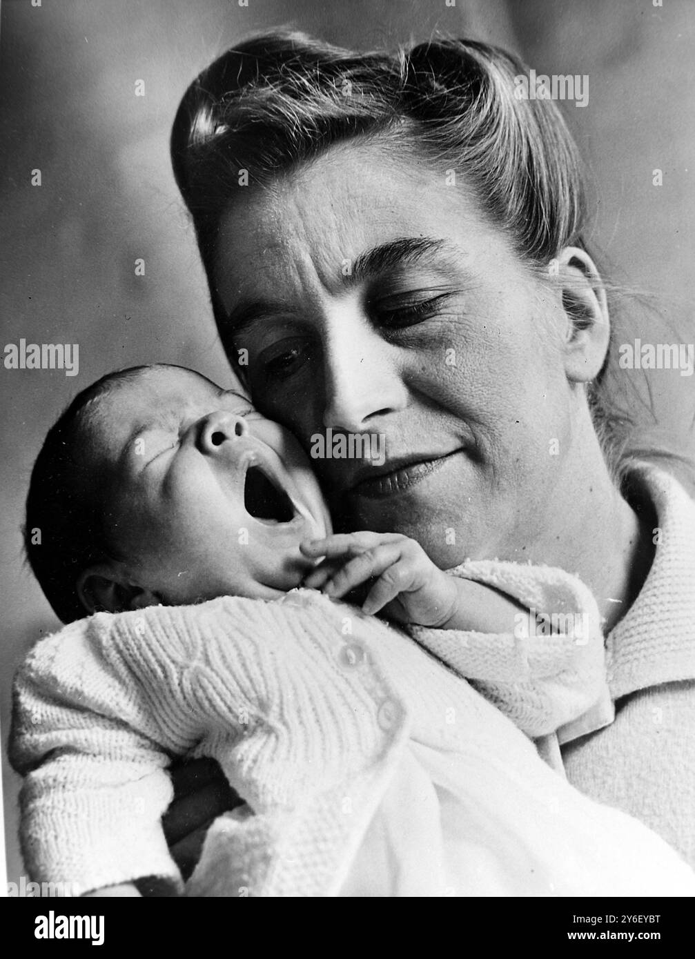 JEAN ROOK WITH BABY JACQUELINE / ; 29 AUGUST 1962 Stock Photo - Alamy