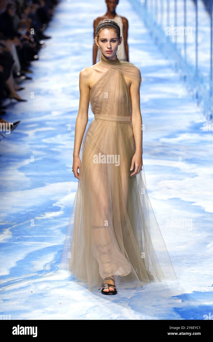 (240925) -- PARIS, Sept. 25, 2024 (Xinhua) -- A model presents a creation from the Spring/Summer ...