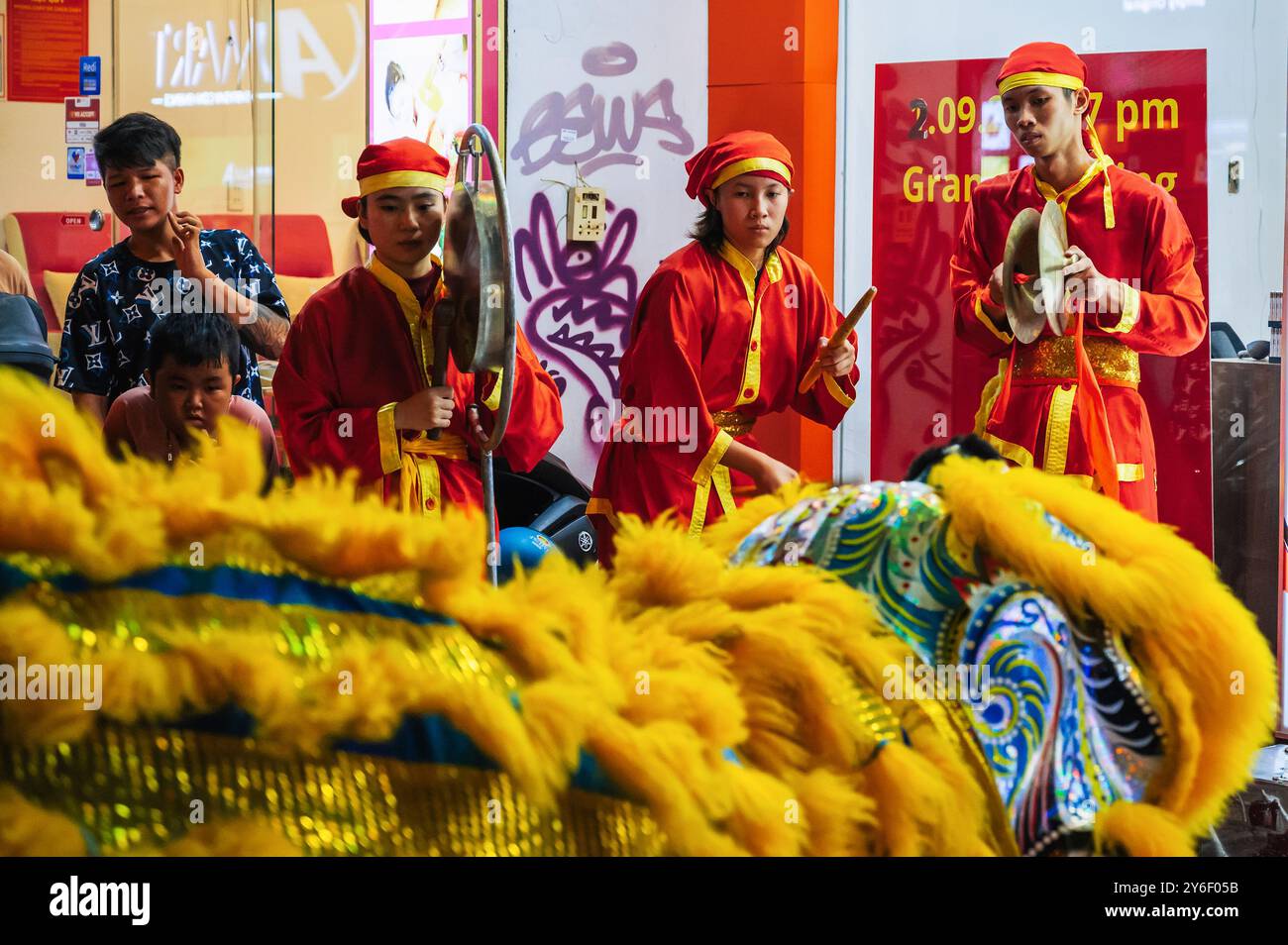 Vietnamese musicians with drums in traditional costumes at a festive ...