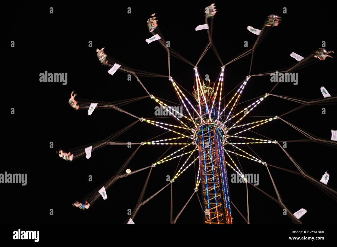 Jules Verne Tower bei Nacht Beleuchteter Jules Verne Tower auf ...
